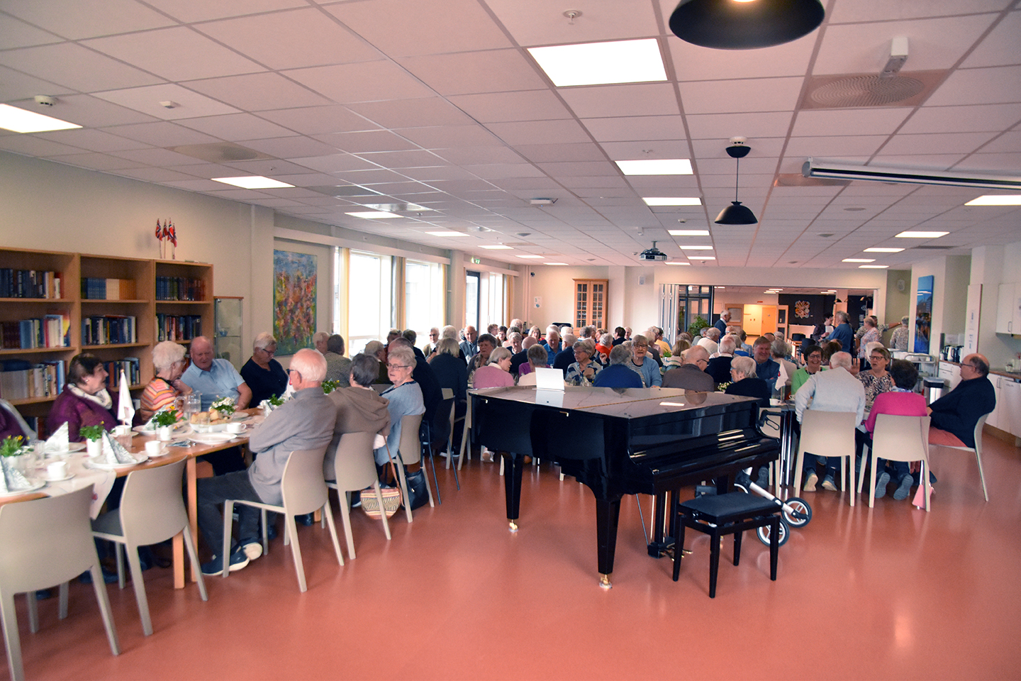 Hyggelig middag for hjemmeboende pensjonister i Re - ReAvisa